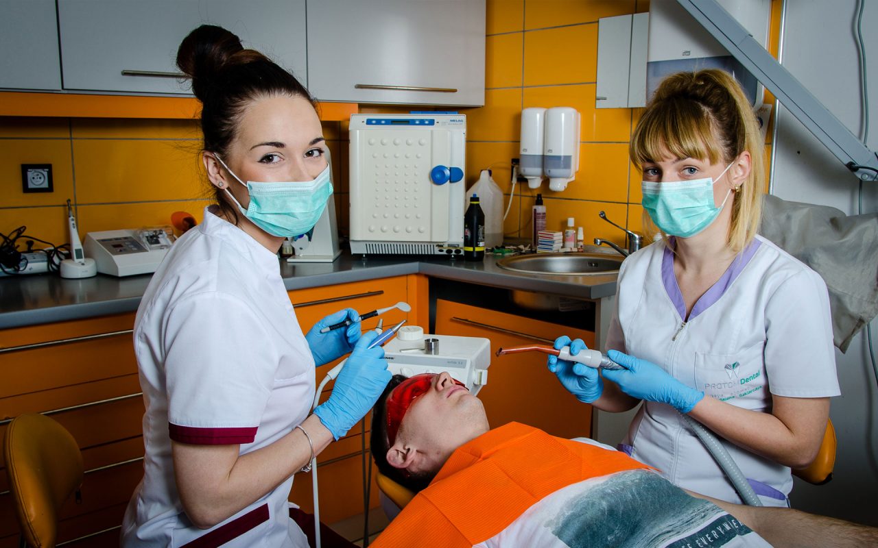 Jak często można robić skaling i piaskowanie zębów? - PROTOMDENTAL